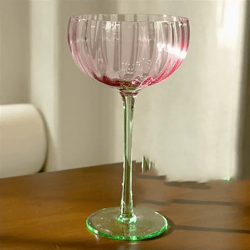 Стеклянный бокал для вина с вертикальными полосами pink green