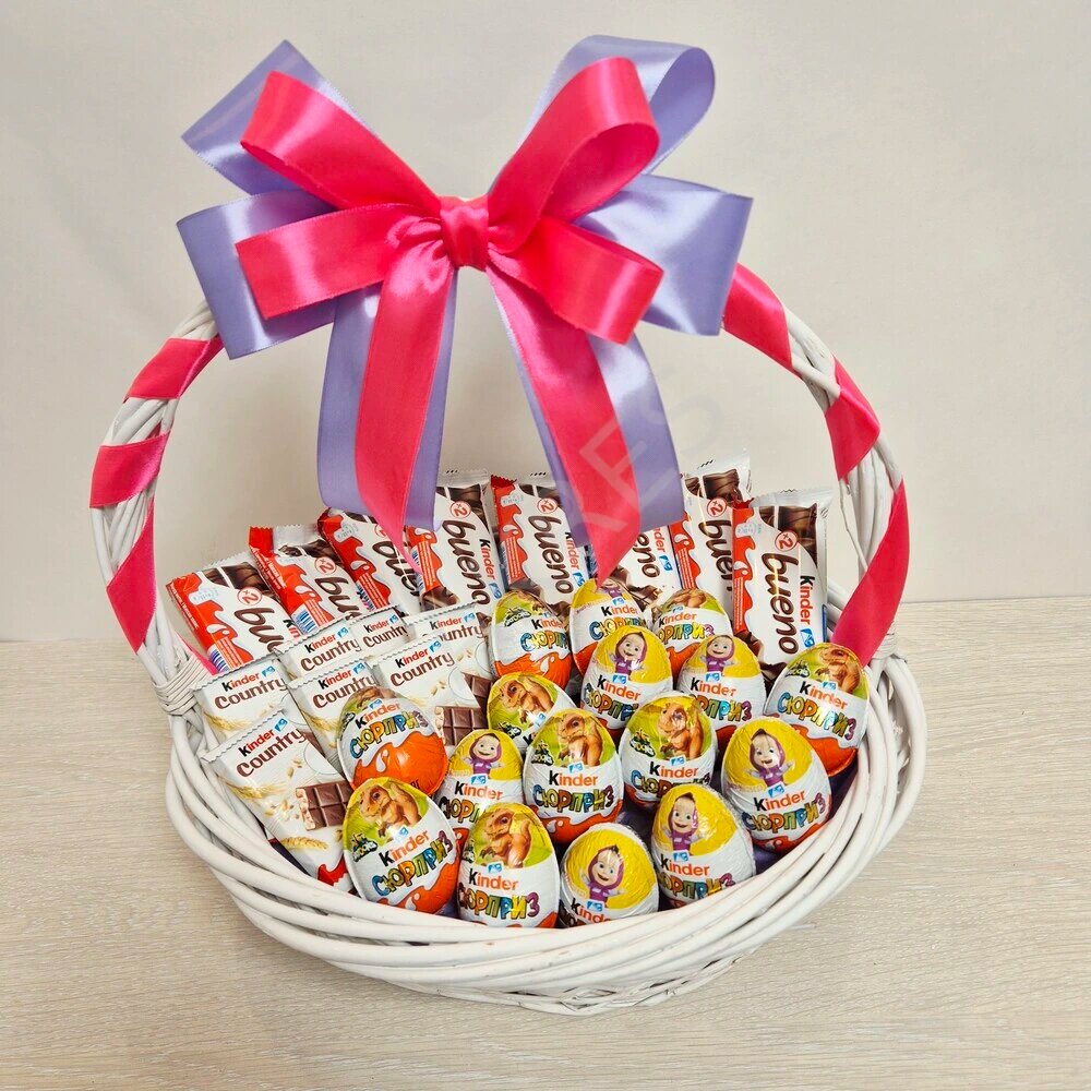 Корзина со сладостями LAKRES "Киндер Лакомка", разнообразие вкусов, подарочная упаковка