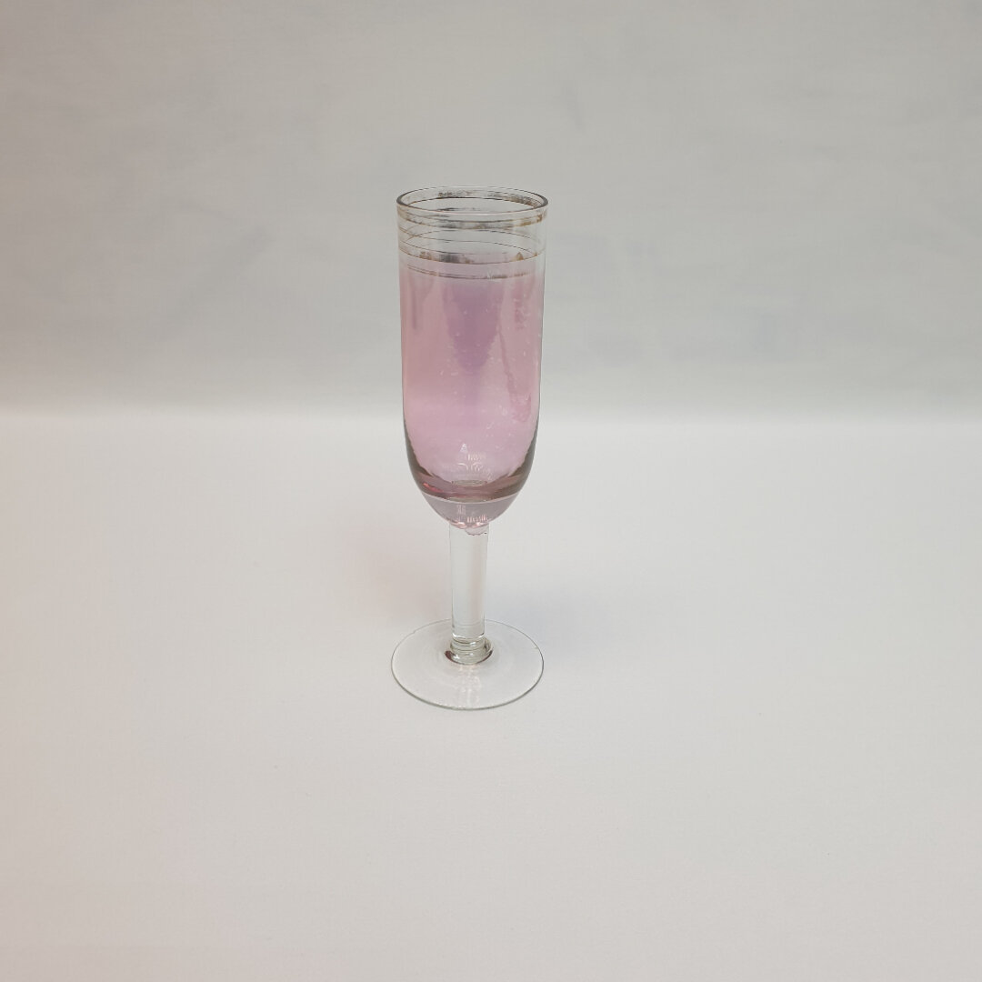 Бокал, марганцевое стекло позолота 110 мл высота 16.5 см скол, винтаж СССР