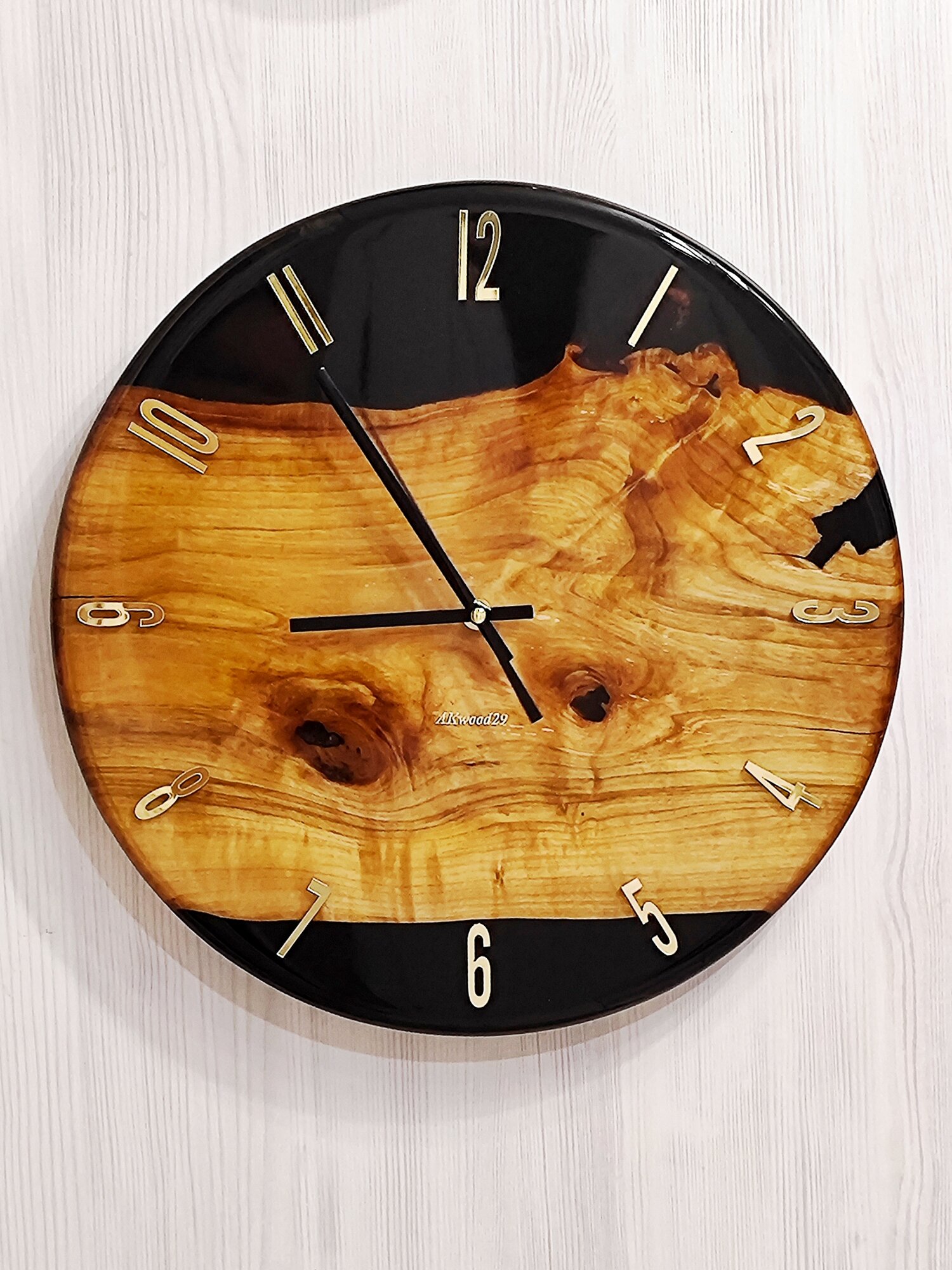 Настенные часы ручной работы из дерева и эпоксидной смолы "Черная ольха(40)", 380*380*30 мм