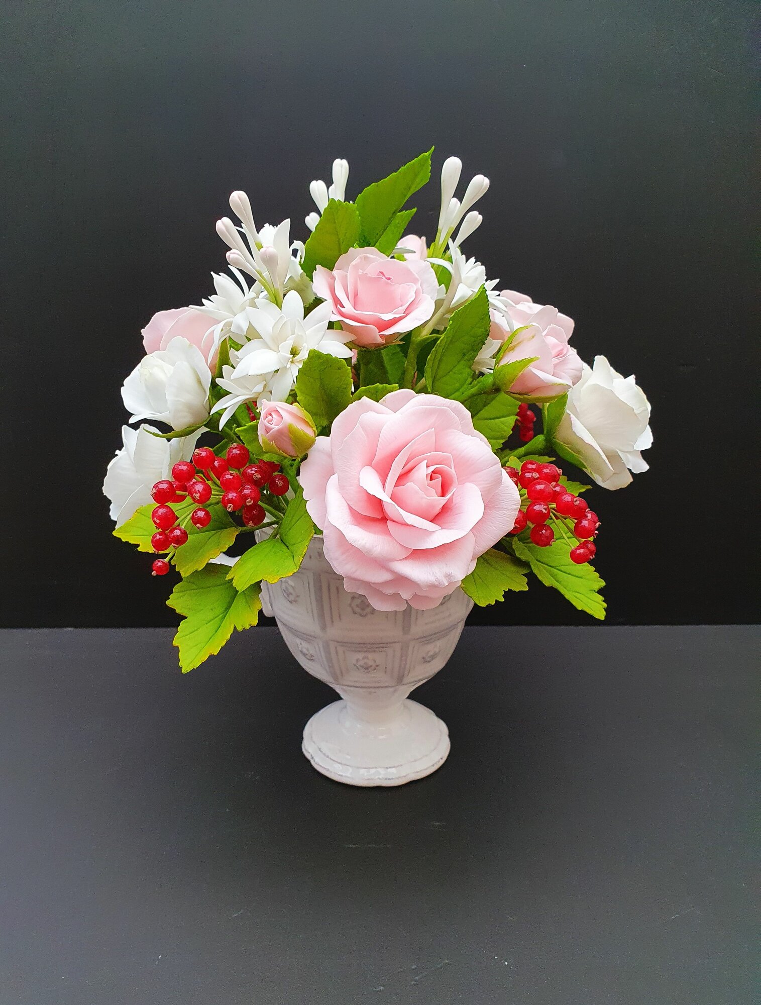 Цветочная композиция ручной работы из холодного фарфора. H-25 см. D-18 см. В фарфоровой чашке.