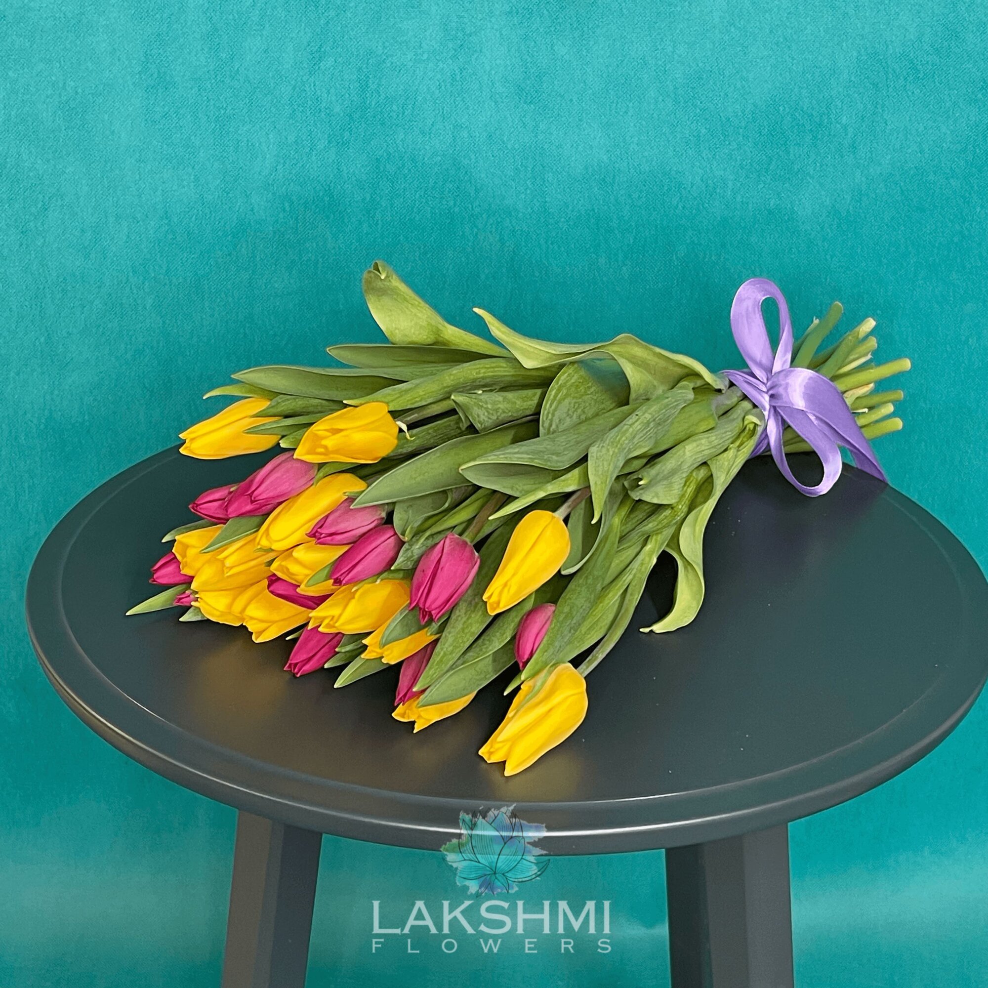 25 тюльпанов микс / Букет из 25 желтых и фиолетовых тюльпанов под ленту