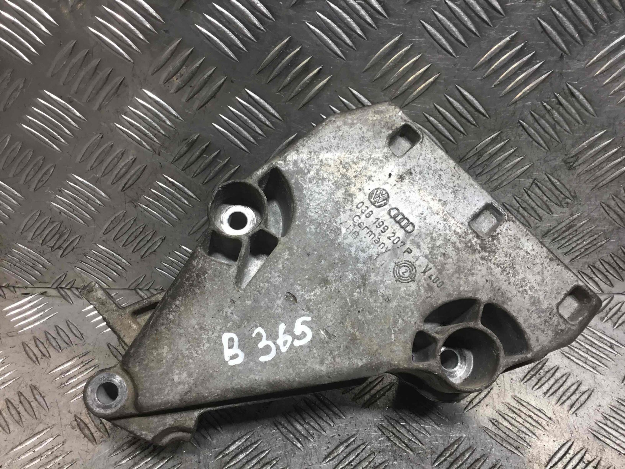 Б/У Кронштейн двигателя Volkswagen Polo 4 поколение (2001-2005) 2002 г.