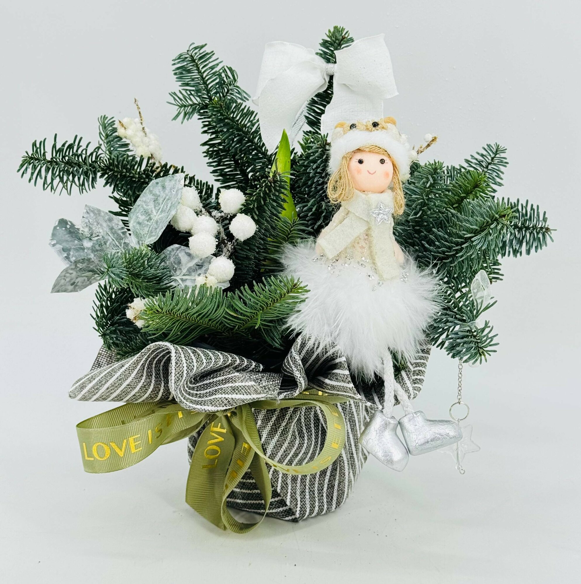 Зимний новогодний букет из нобилиса и луковицей Амариллис в кашпо с куколкой "Девочка в пуховом платье"