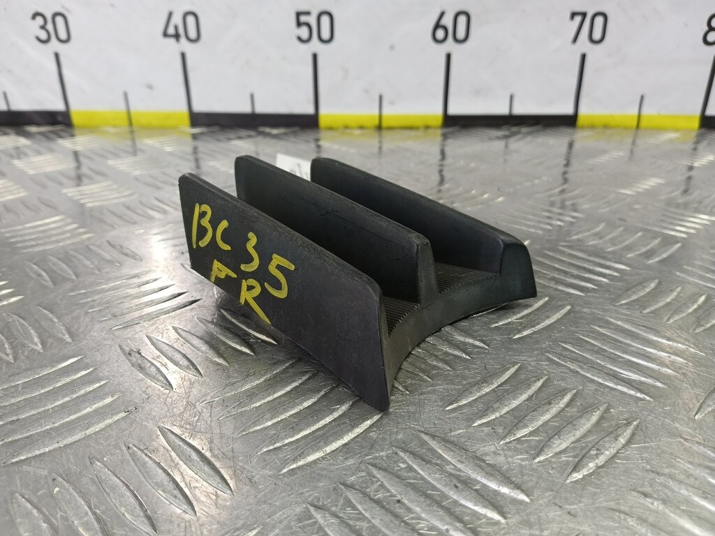 Накладка бампера переднего Б/У для MITSUBISHI PAJERO SPORT I рестайлинг (2004—2008) MR496692