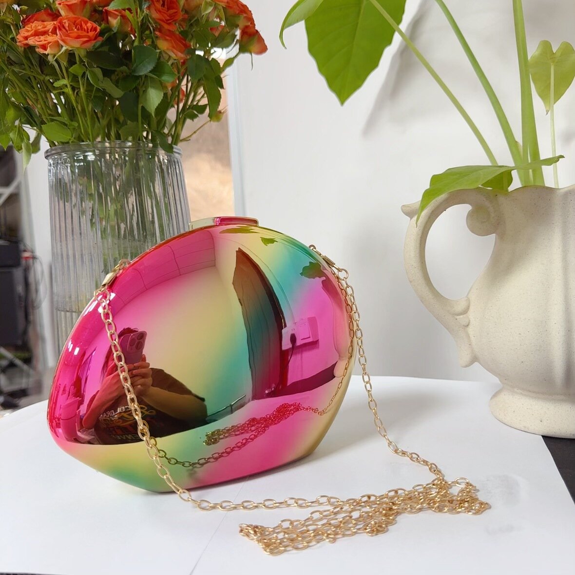 2025 Новый нишевый дизайн металлической акриловой сумки, сумка через плечо в форме гусиного яйца, модная маленькая сумка для макияжа