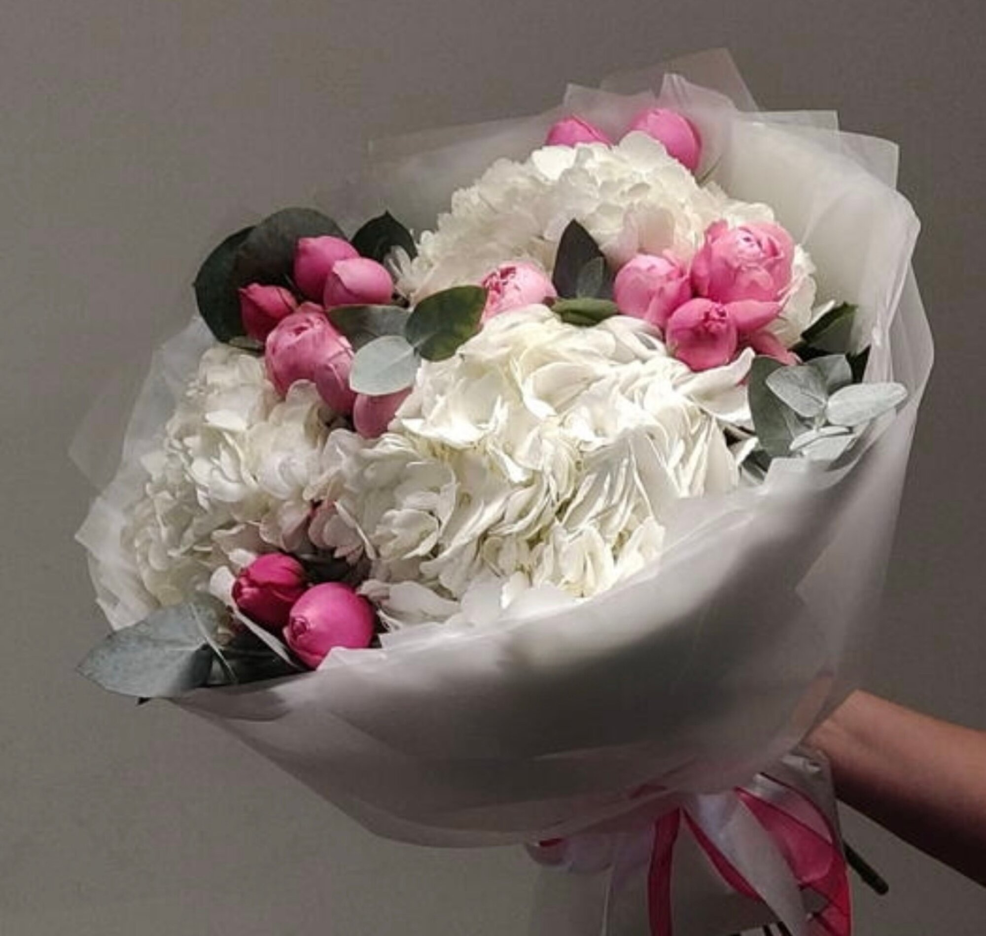 Букет белые гортензии, кустовые пионовидные розы Сильва Пинк, эвкалипт