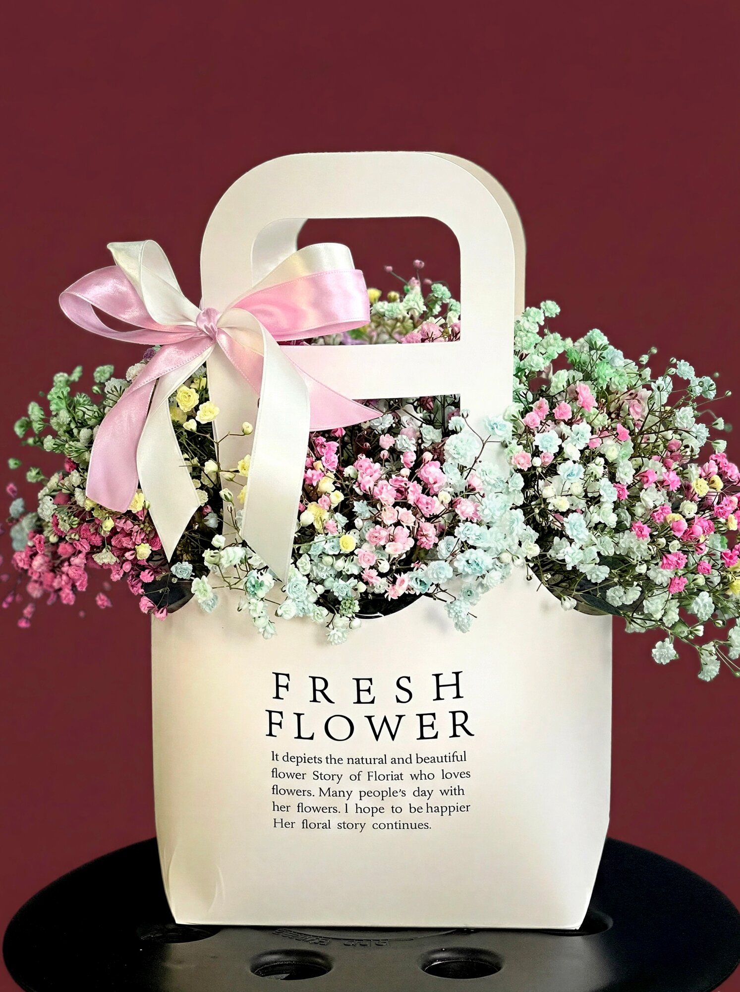 Композиция "Гипса в сумочке" с радужной гипсофилой, комплимент