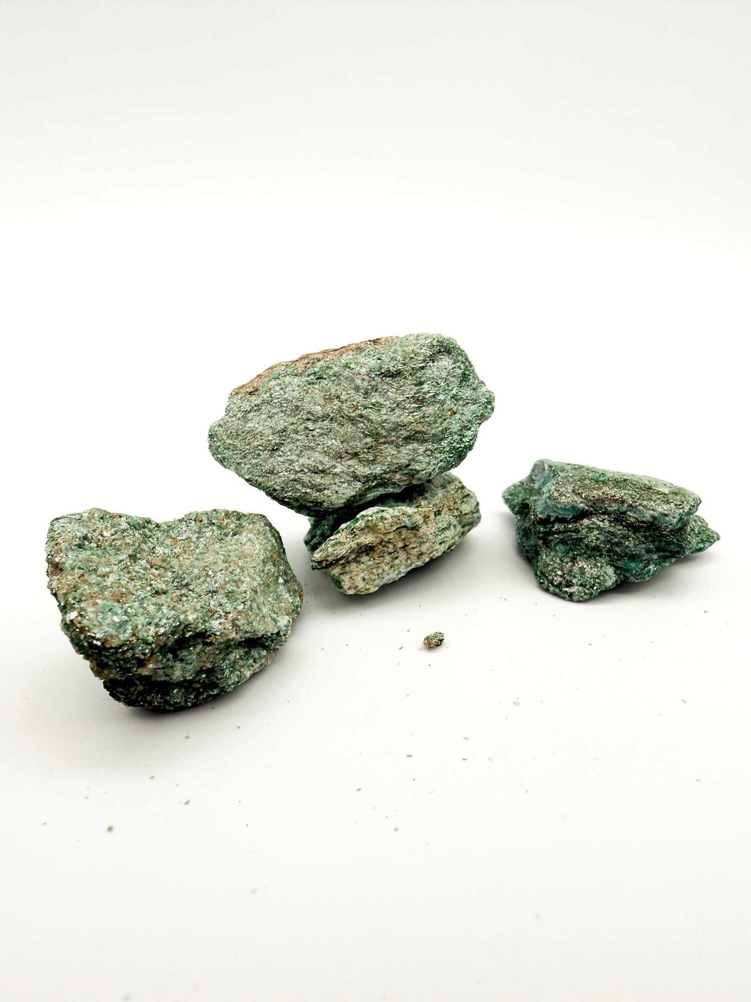 Камень Фуксит натуральный 3-5см