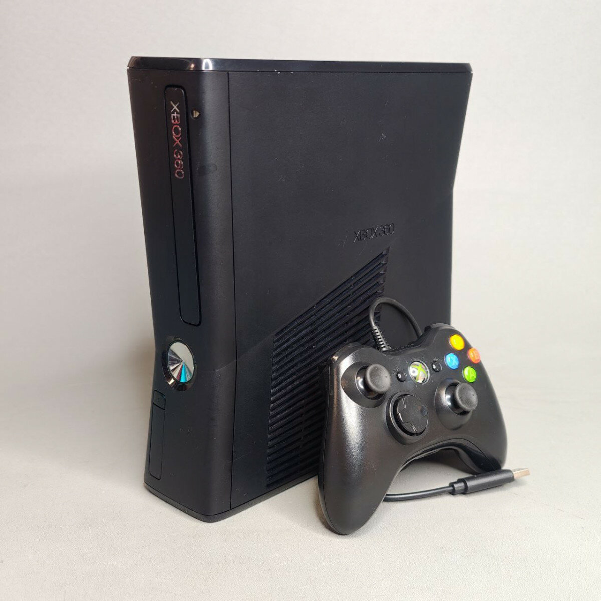 Игровая консоль Microsoft Xbox 360S 4 ГБ, черная
