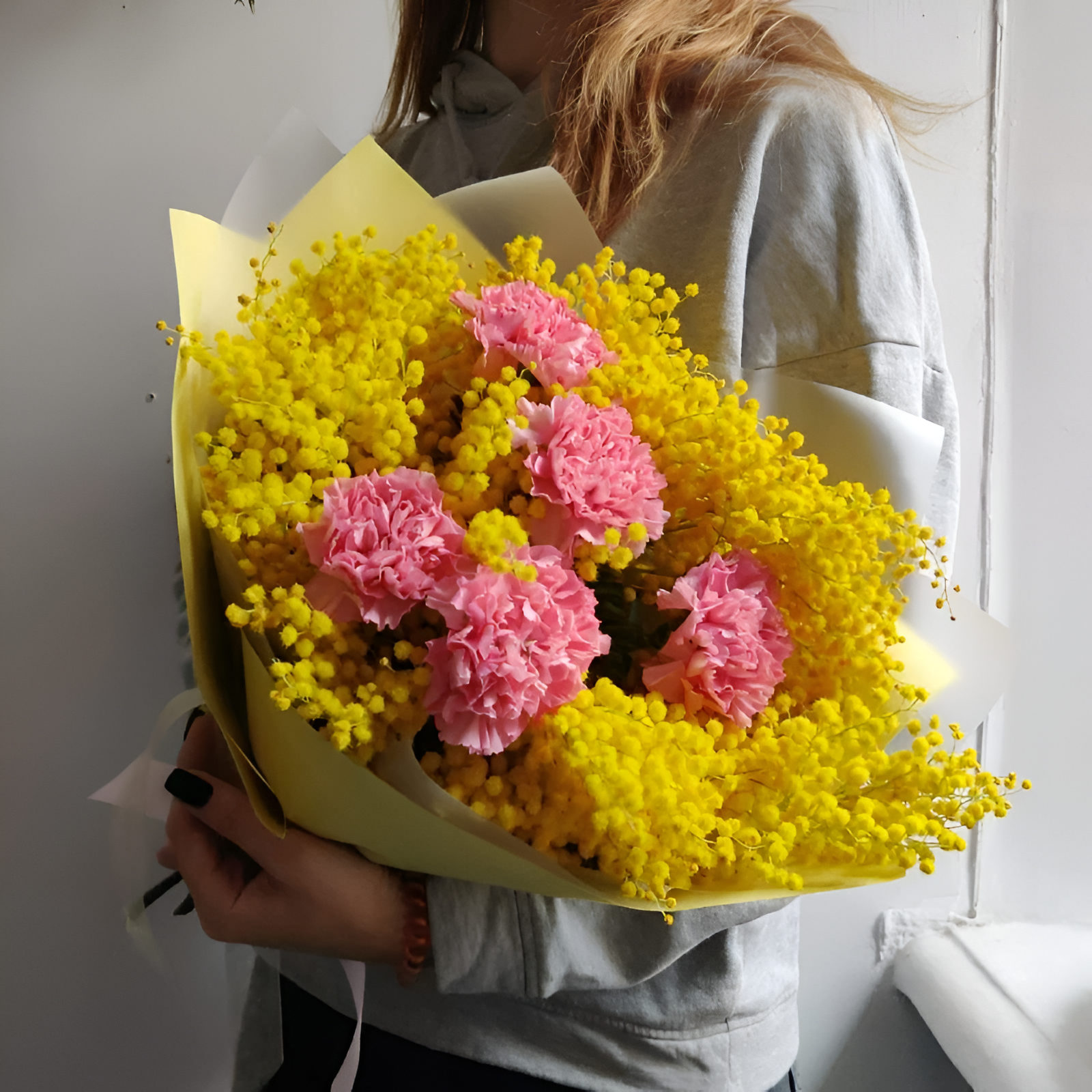 Весенний букет мимоза и диантусы