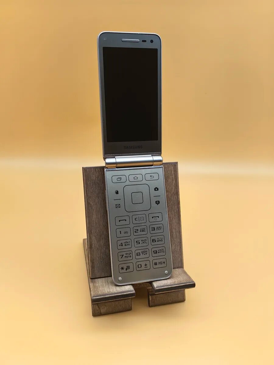 Кнопочный телефон на Андроиде Samsung Galaxy Folder 2