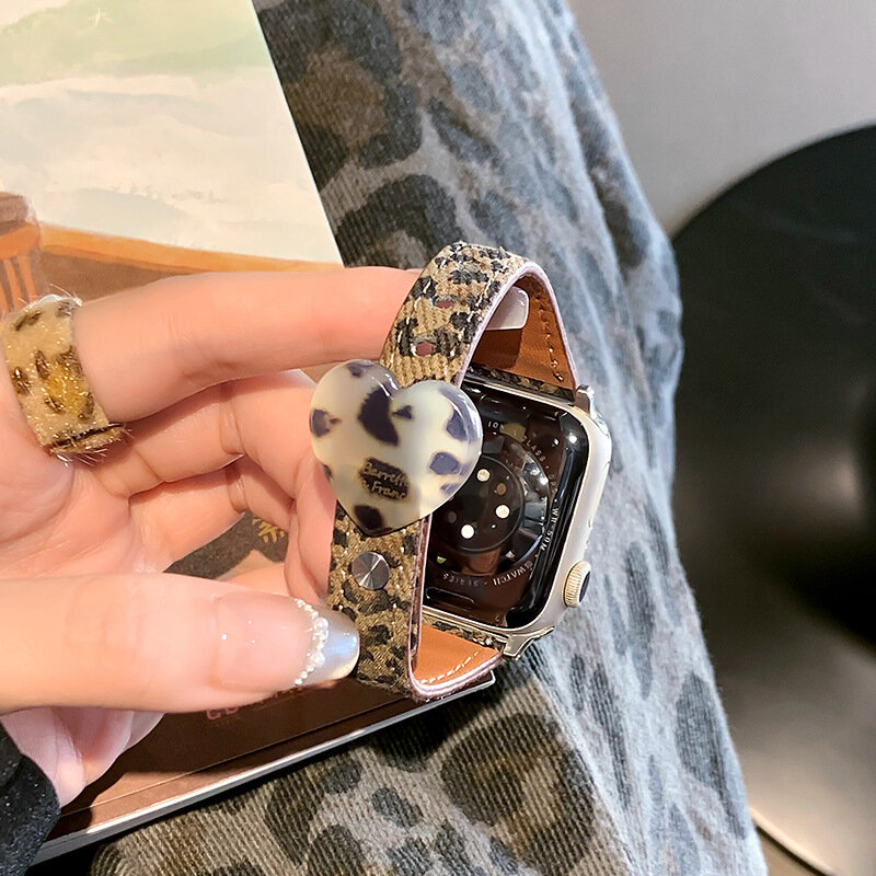 Кожаный ремешок с леопардовым рисунком для Apple Watch 1-9/10-11/SE1-3/ULTRA1-3(42/44/45/46/49 мм), светло-леопардовый/сердце