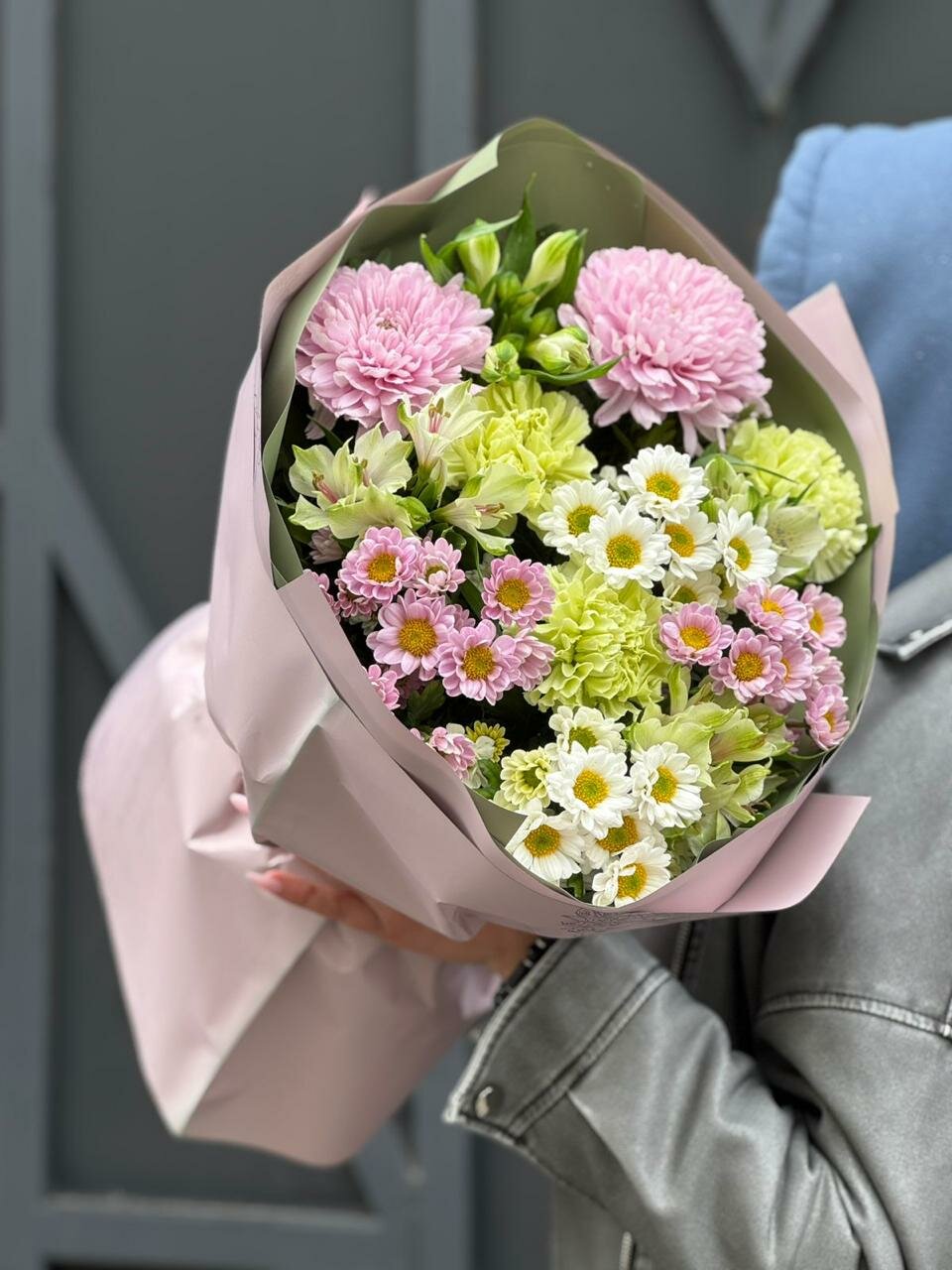 Букет для девушки с альстромерией, гвоздикой, хризантемой "Лёгкая романтика"от Цветы с Кукушкой с доставкой по Москве