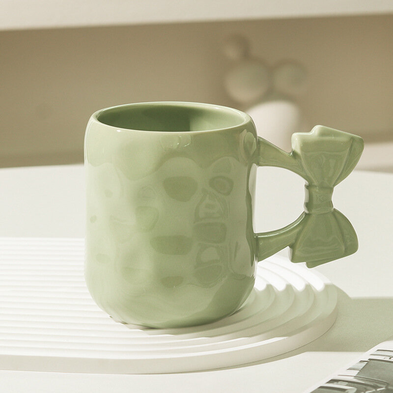 Кружка кремового цвета, уникальный дизайн, керамическая чашка для девушек, с крышкой и ложкой, большой объем, идеально подходит для пар, кофе или завтрака.