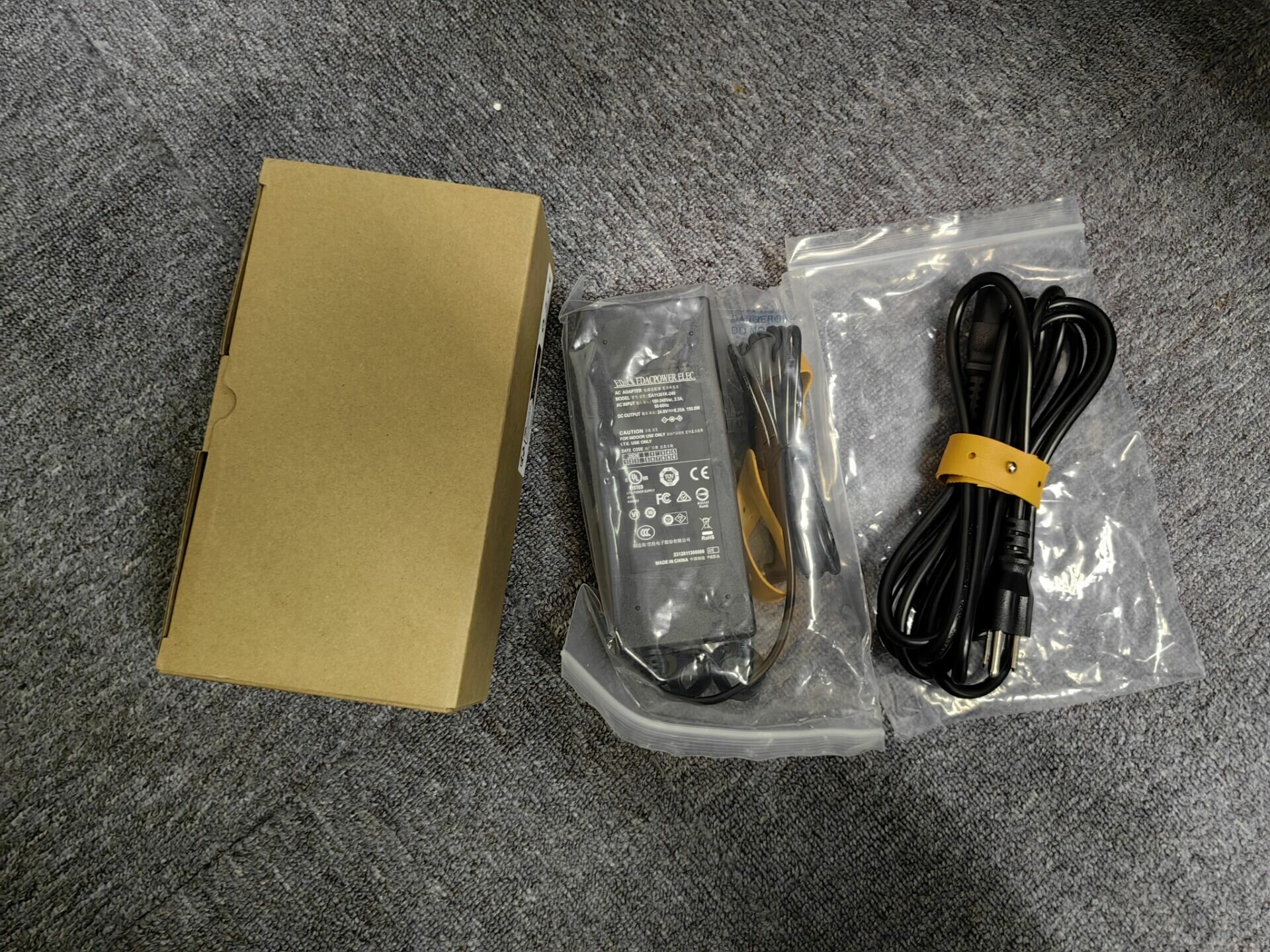 Адаптер питания переменного тока YONGNUO EA11301K-240, входное напряжение 100-240 В, выходное напряжение 24 В, ток 6,25 А, мощность 150 Вт, для видеосветильников YN150/YN150S/YN150Li, вилка стандарта США.