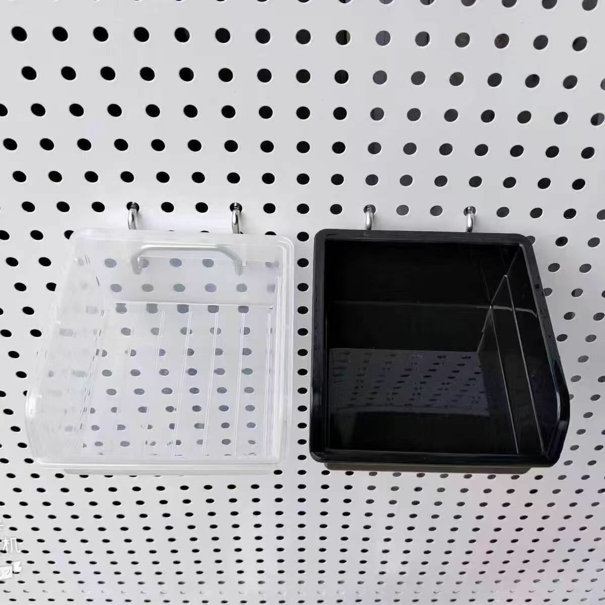 Коробка с крючками для перфорированных пластин, 1 квадратная белая.