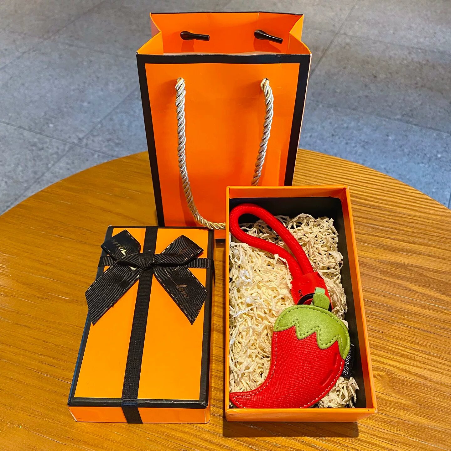 Кожаный ключенс с изображением перца чили в виде овоща в оранжевой подарочной коробке и мешочке, стильный аксессуар для