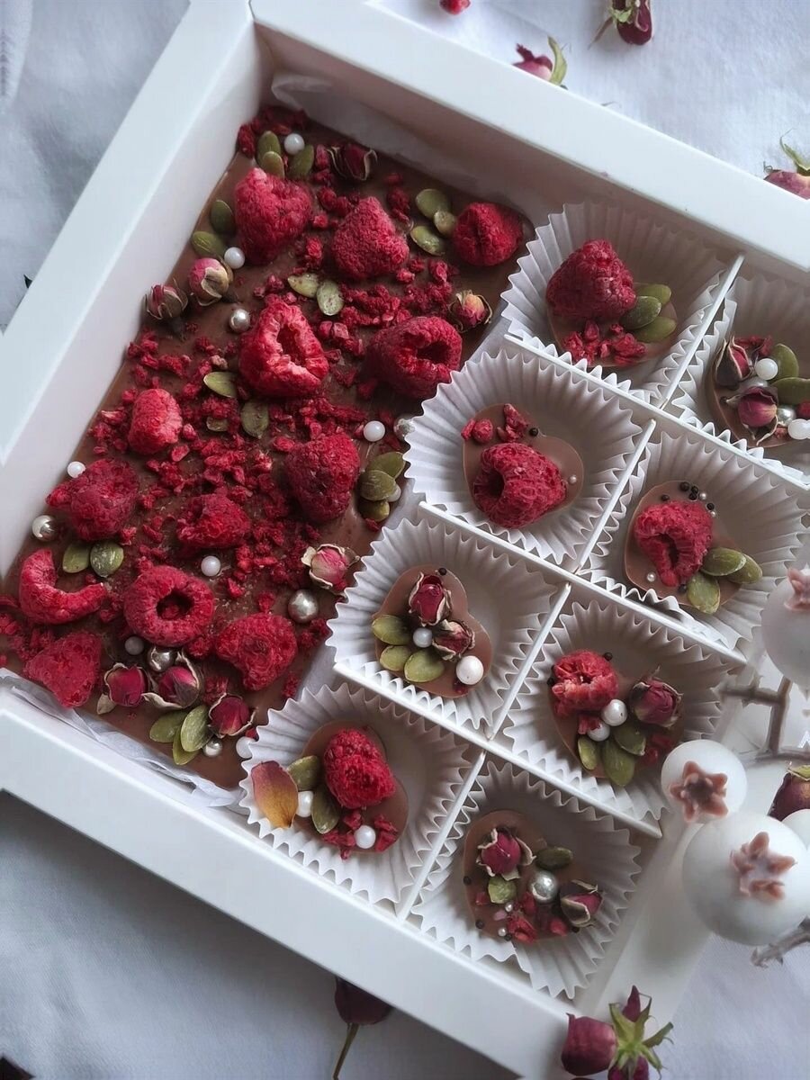 Шоколад и Конфеты шоколадные подарочные в коробке ShokoTrendy сладкий подарок на день рождения/8 марта