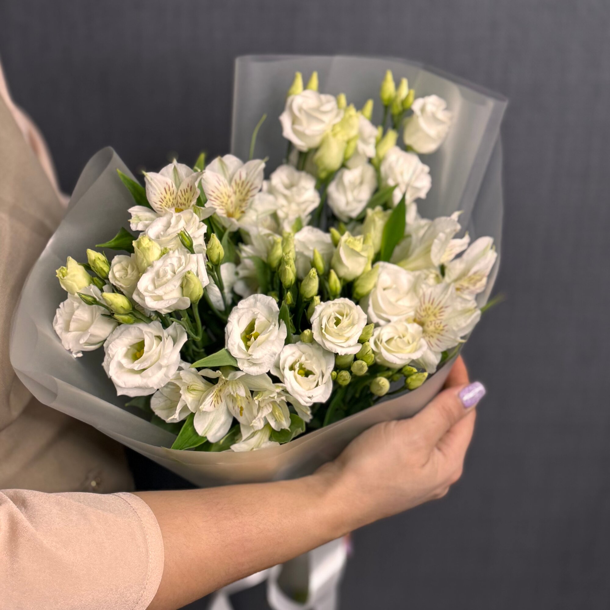 Букет "Pionova Flowers", альстромерия и эустома в матовой прозрачной упаковке