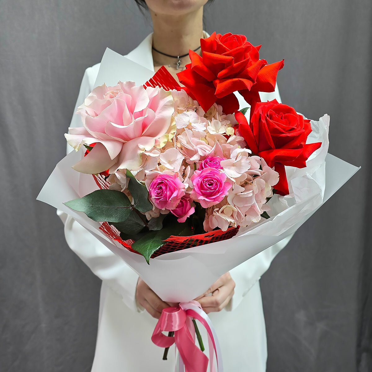 Букет Талисман Флора "Отблеск Огня", розы, гортензии и эвкалипт, 45см, 5 цветов