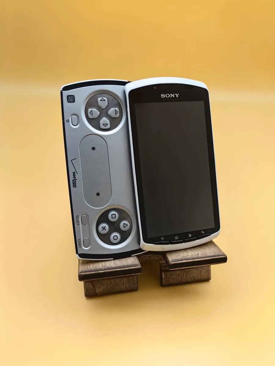 Мобильный кнопочный телефон Sony Ericsson Xperia Play (R800)