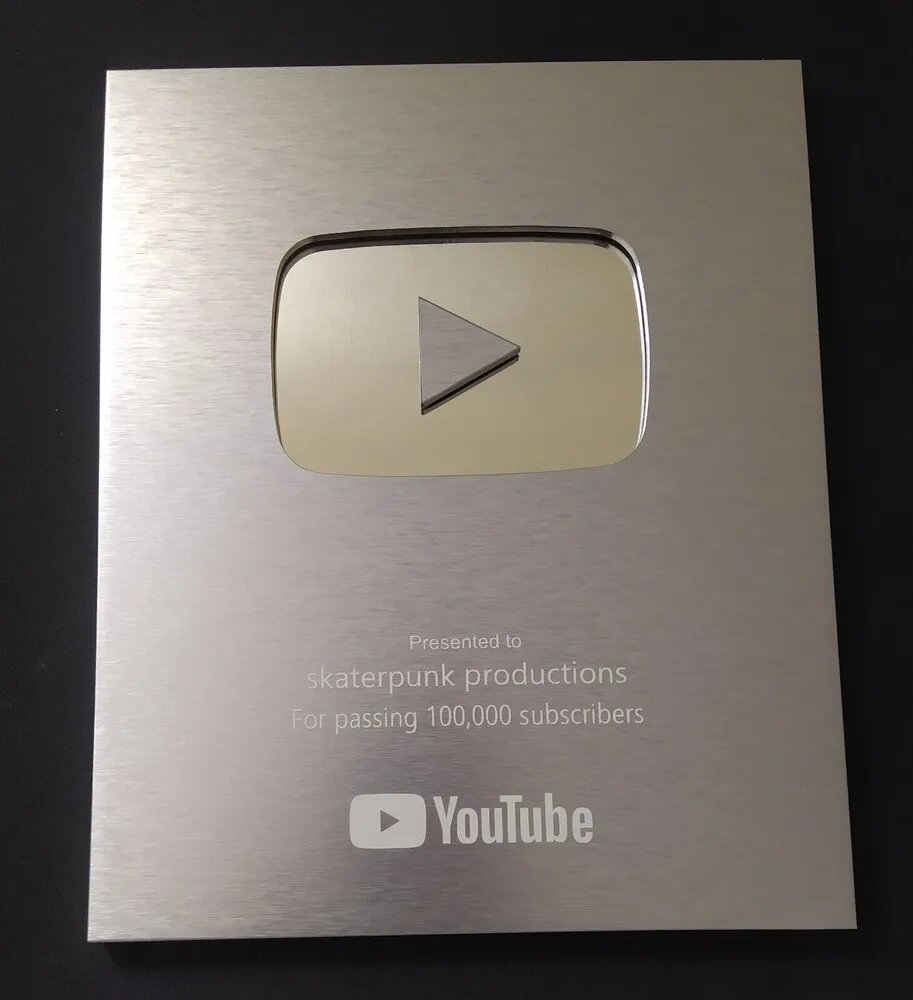 Наградная лента для вручения YouTube Play Button за 100,000 подписчиков, серебристая металлическая, с гравировкой имени, размер 31x24 см — фото 1