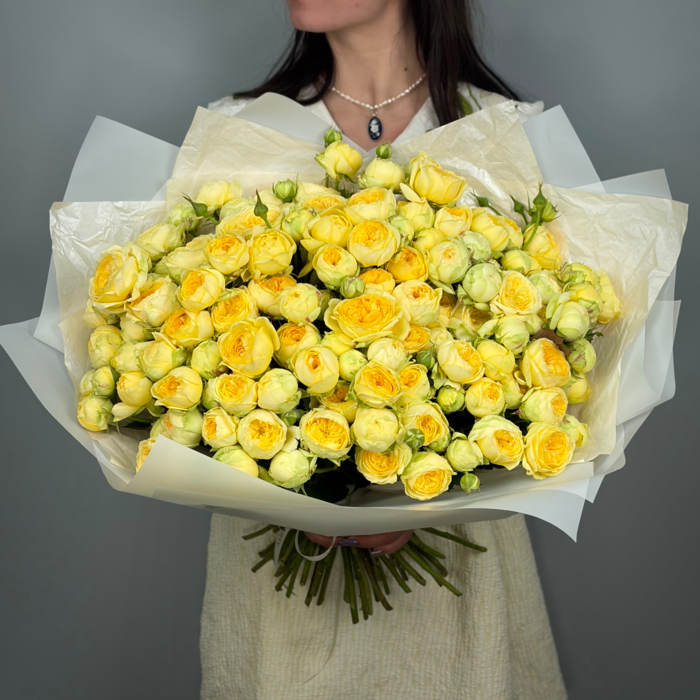 Букет из 41 желтых пионовидных роз в стильной упаковке. «365 Поводов» - живые цветы с доставкой