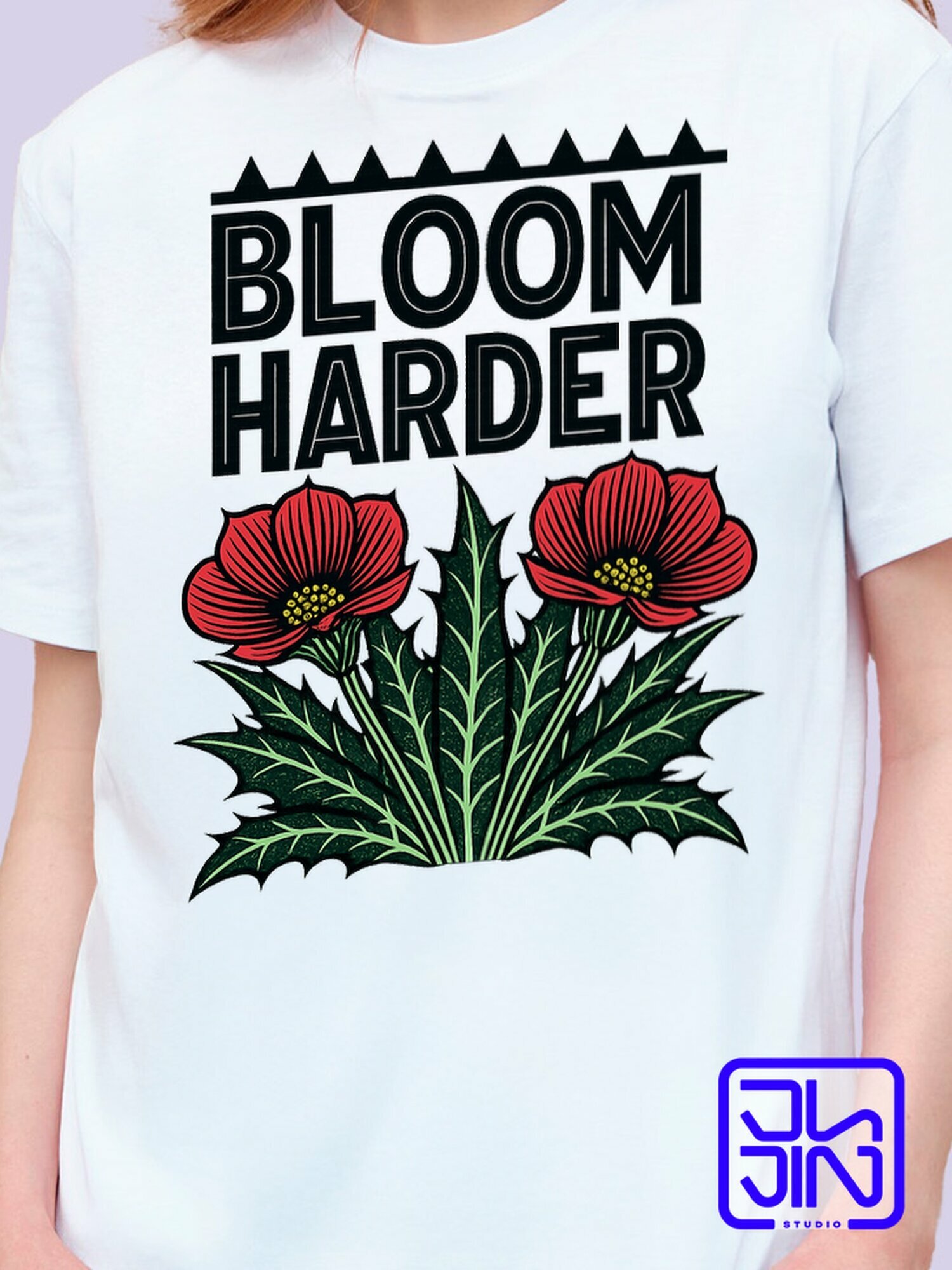 Футболка классическая женская с авторским принтом Выразительный цветочный принт с маками, черно-зеленая и черно-красная надпись, белый хлопковый трикотаж с прикольным рисунком на груди