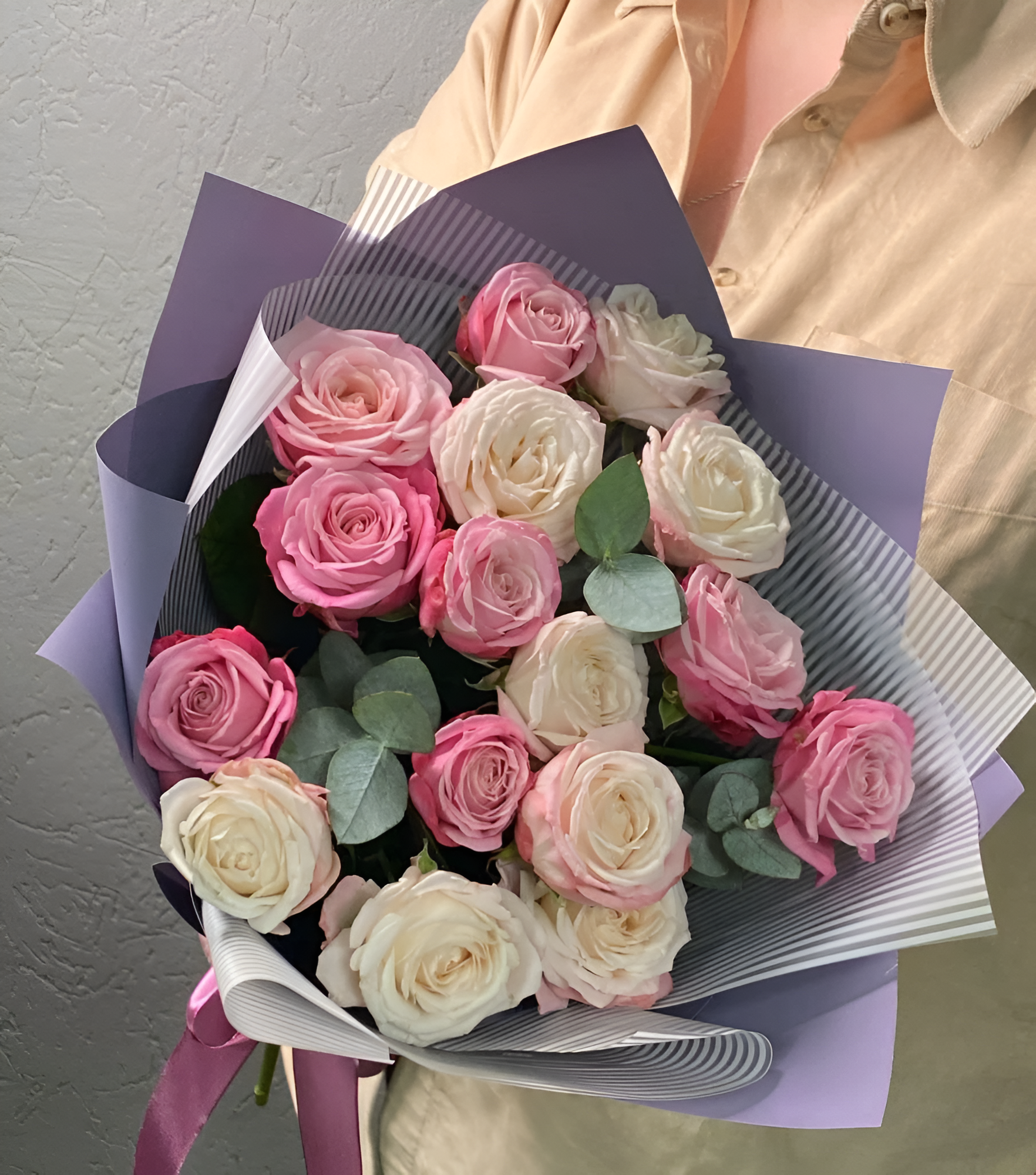 Букет свежесрезанных цветов из кустовых роз и ароматного эвкалипта в дизайнерской упаковке. 015