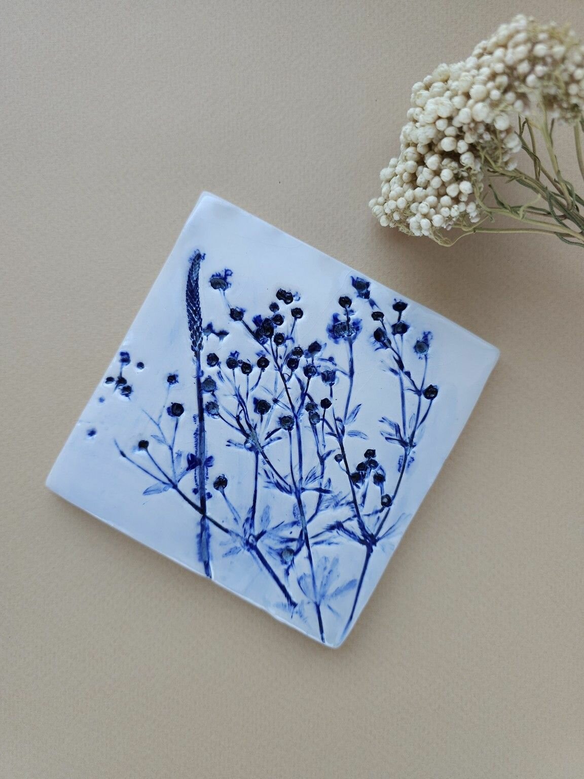 Скумпия (синяя). Цветы на белом. Панно, изразец, настенный декор, плакетка, украшение настенное интерьерное. Ярославская майолика. Керамика ручной работы. Сделано в России.