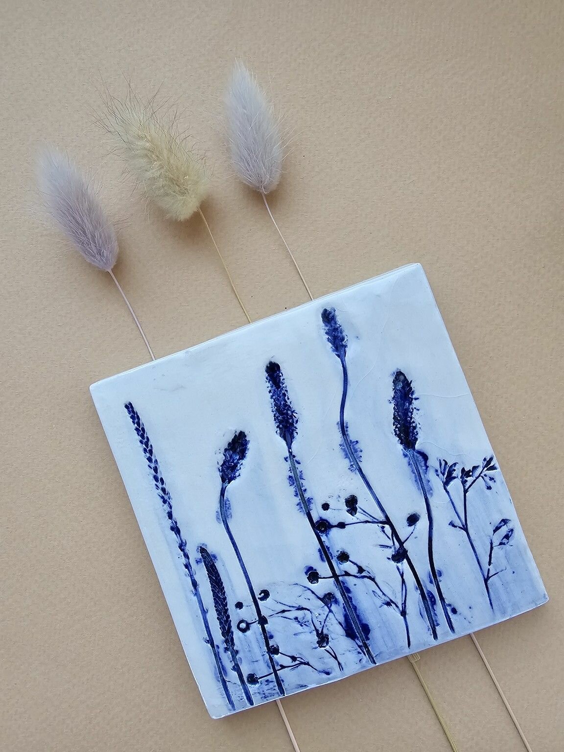 Лаванда (синяя). Цветы на белом. Панно, изразец, настенный декор, плакетка, украшение настенное интерьерное. Ярославская майолика. Керамика ручной работы. Сделано в России.