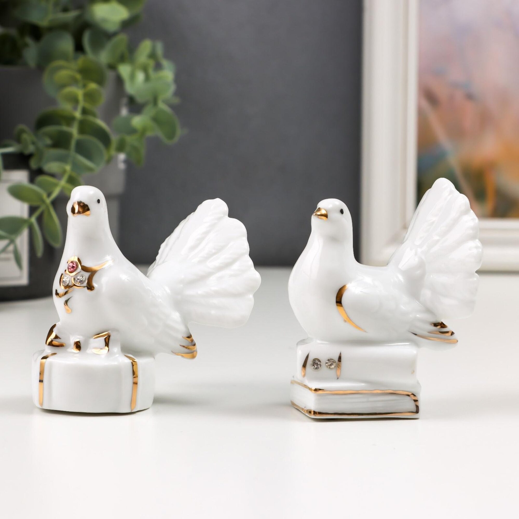 Фигурка керамика «Белый голубь на книгах/подарке», с золотом, стразы, 7.5 см, микс