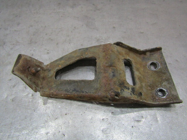 Кронштейн правого инструментального ящика Renault Premium