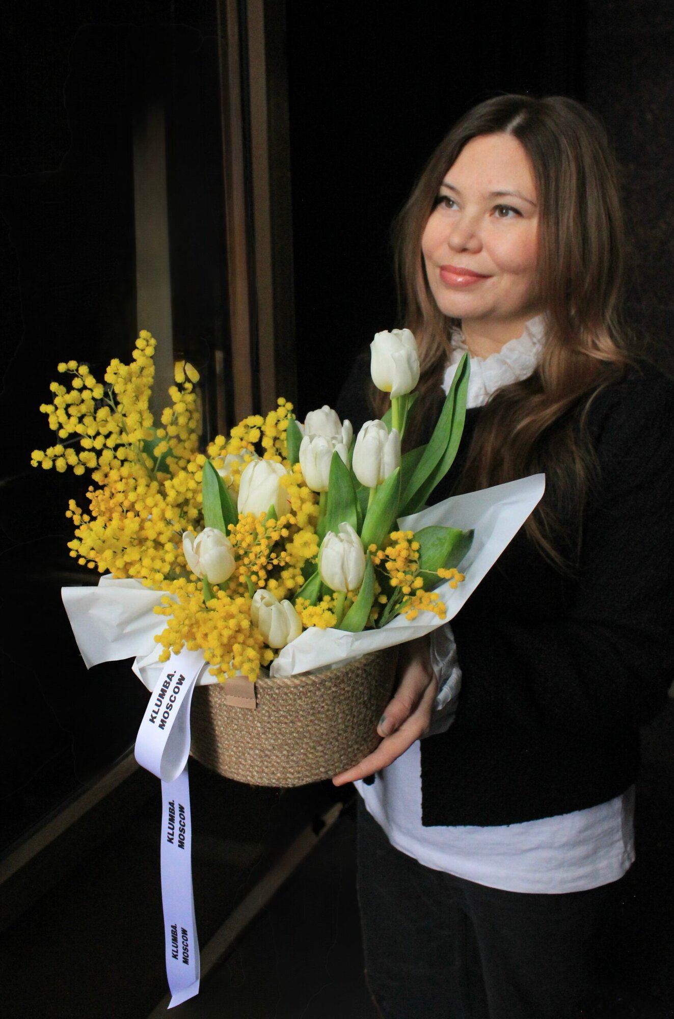 Лукошко с тюльпанами и и мимозой от студии цветов клумба. москва