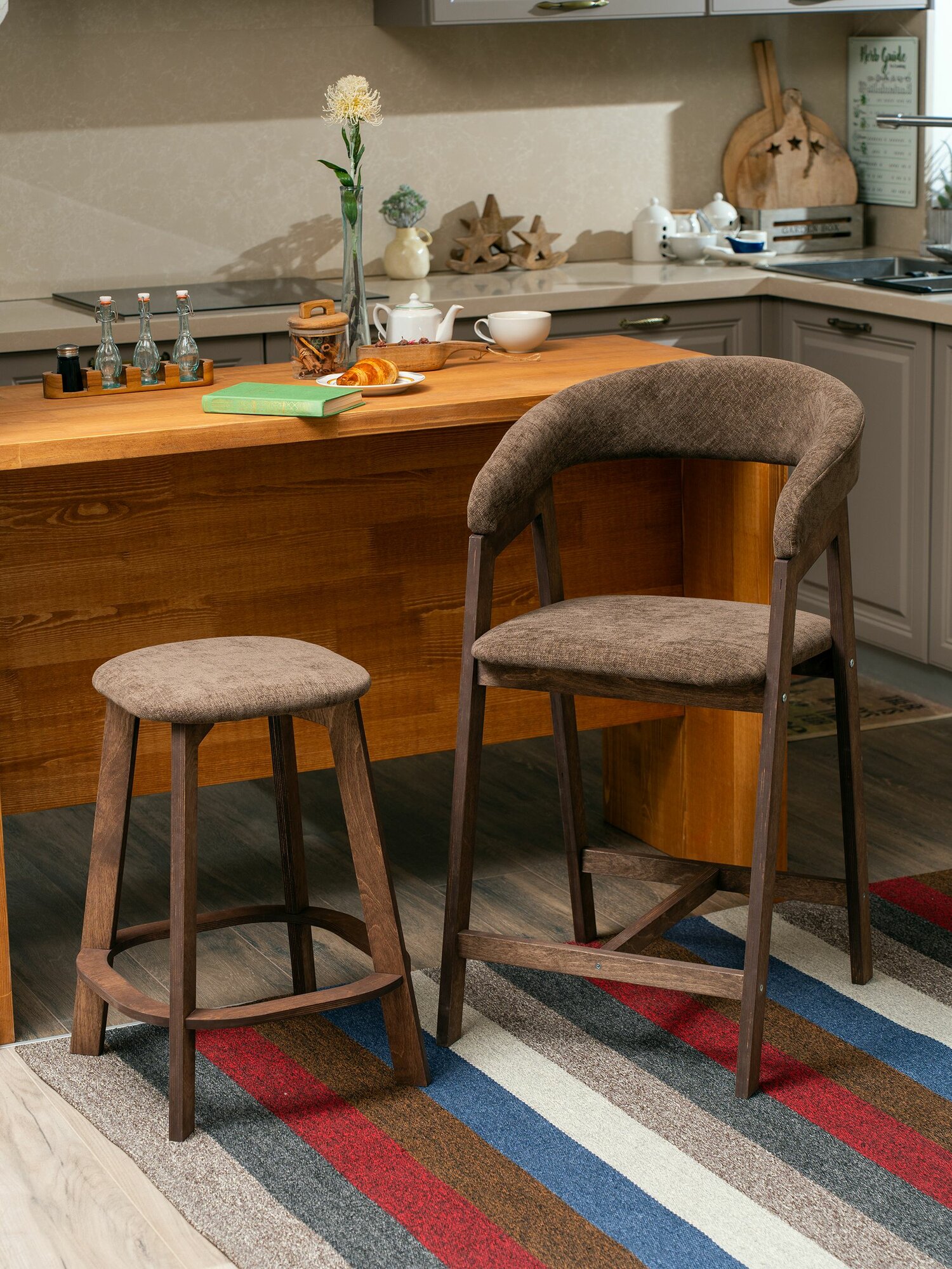 Мягкий полубарный стул + полубарный табурет для кухни