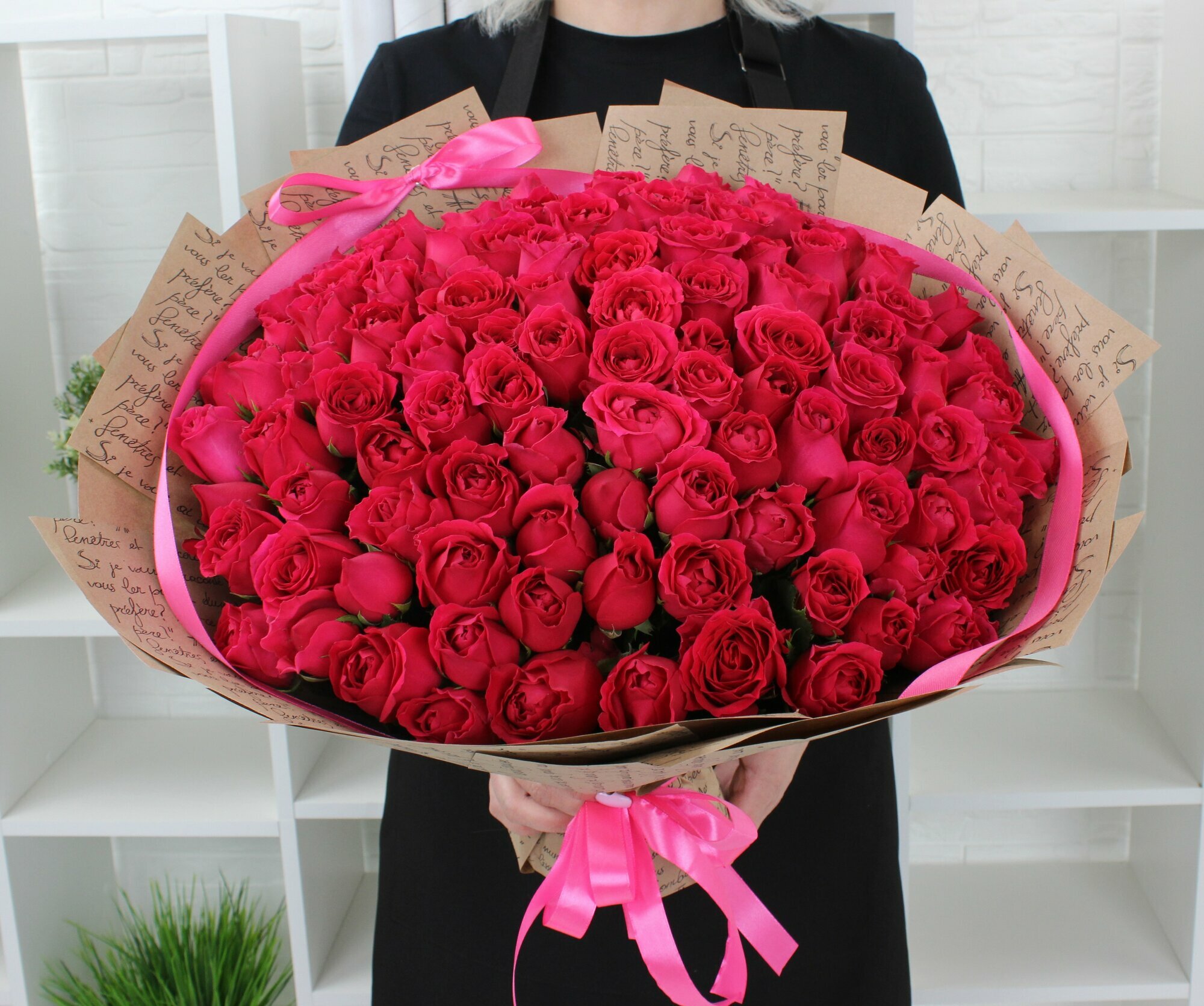 Монобукет THE FLOREAL красная роза 101 штука, высота 40 см, с бантом