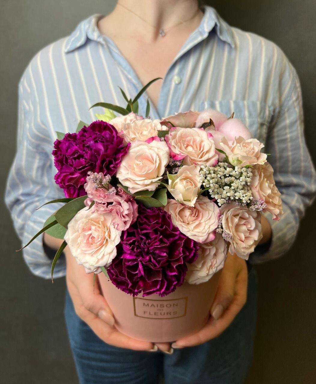 Композиция в розовой коробке, с диантусами, кустовой розой MINI