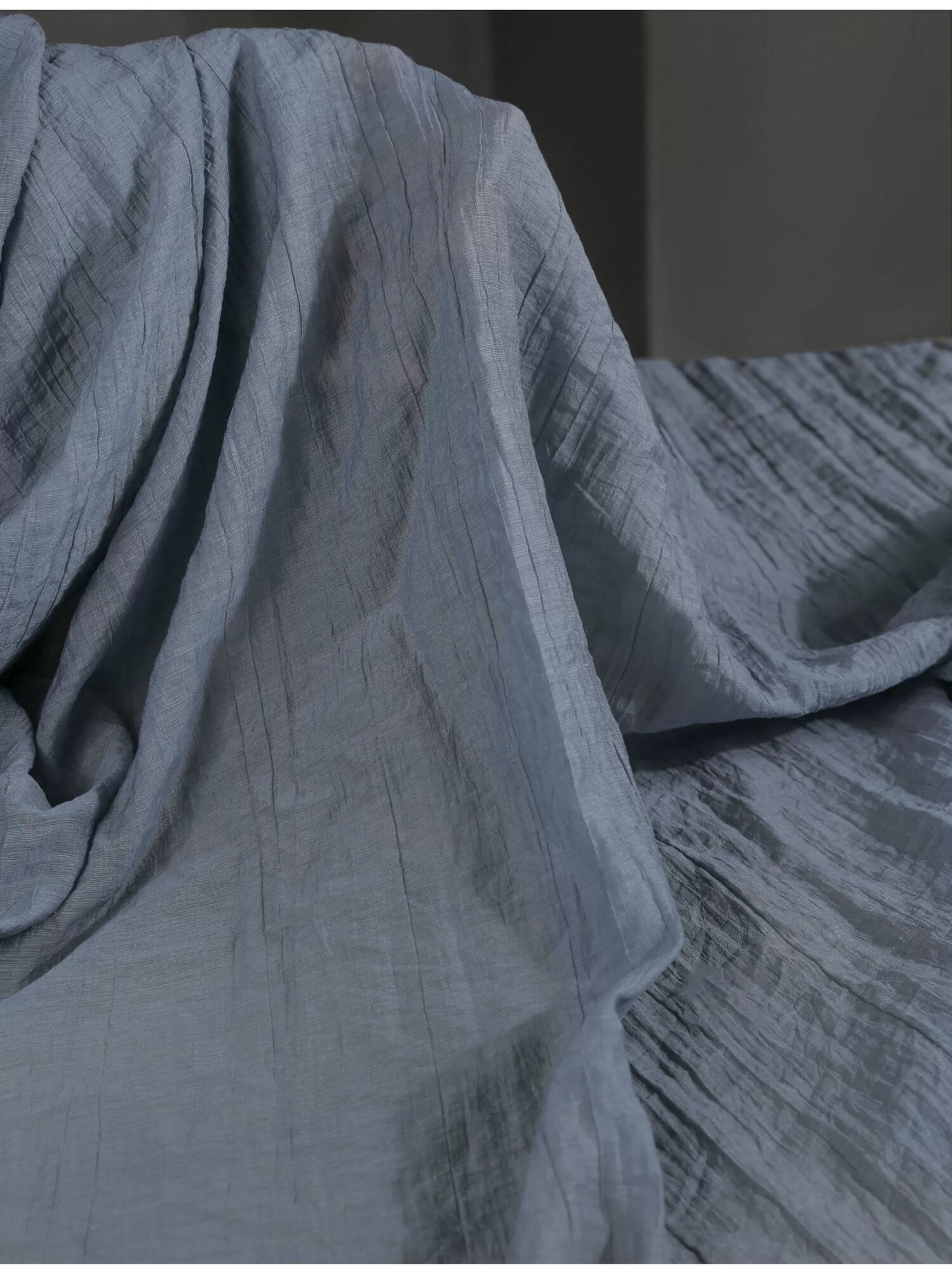 Темно-коричневая ткань из вискозы и хлопка с рельефной текстурой и мягким драпированием, плиссированная основа для