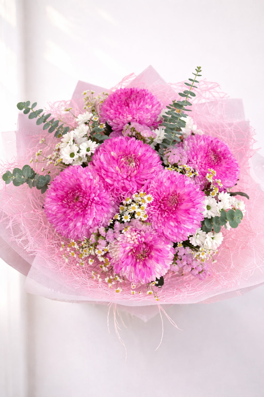 Букет "Розовая гармония", хризантемы, ромашки, эвкалипт, статица, гипсофила
