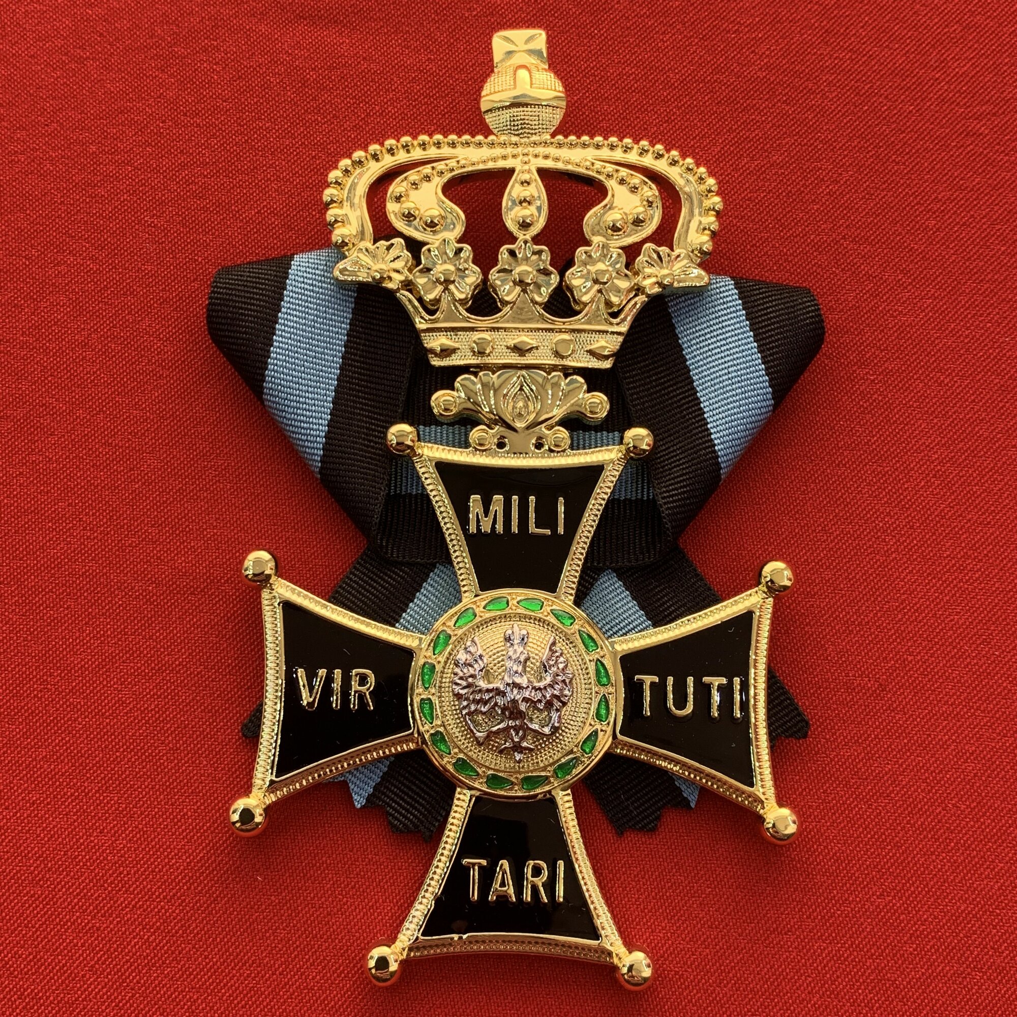 Орден Виртути Милитари или Военного Достоинства 1-й степени с бантом из муаровой ленты. Полноразмерный муляж. 105х60 мм.