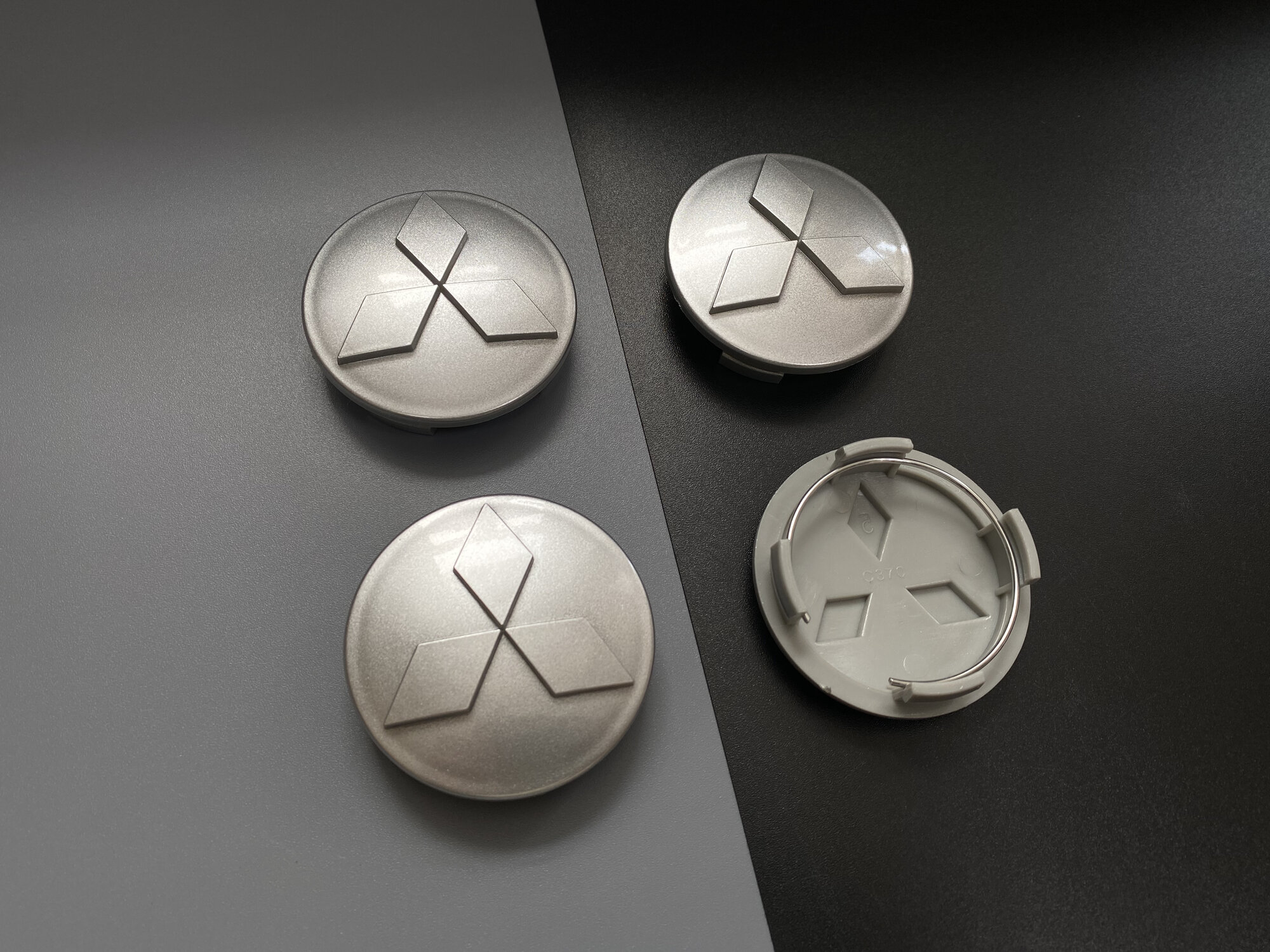 Заглушки диска Мицубиси(Митсубиши)/Колпачки для диска Mitsubishi 60 мм, серебристый (комплект 4 шт)