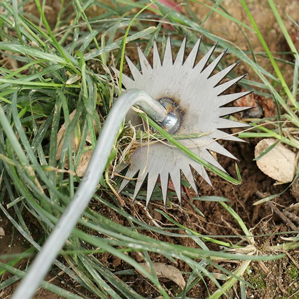 Артефакт для прополки рыхлит почву и выкапывает дикие овощи мотыгами