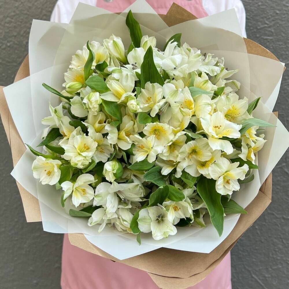 Букет живых цветов. Белая Альстромерия 25 шт. в крафтовой упаковке