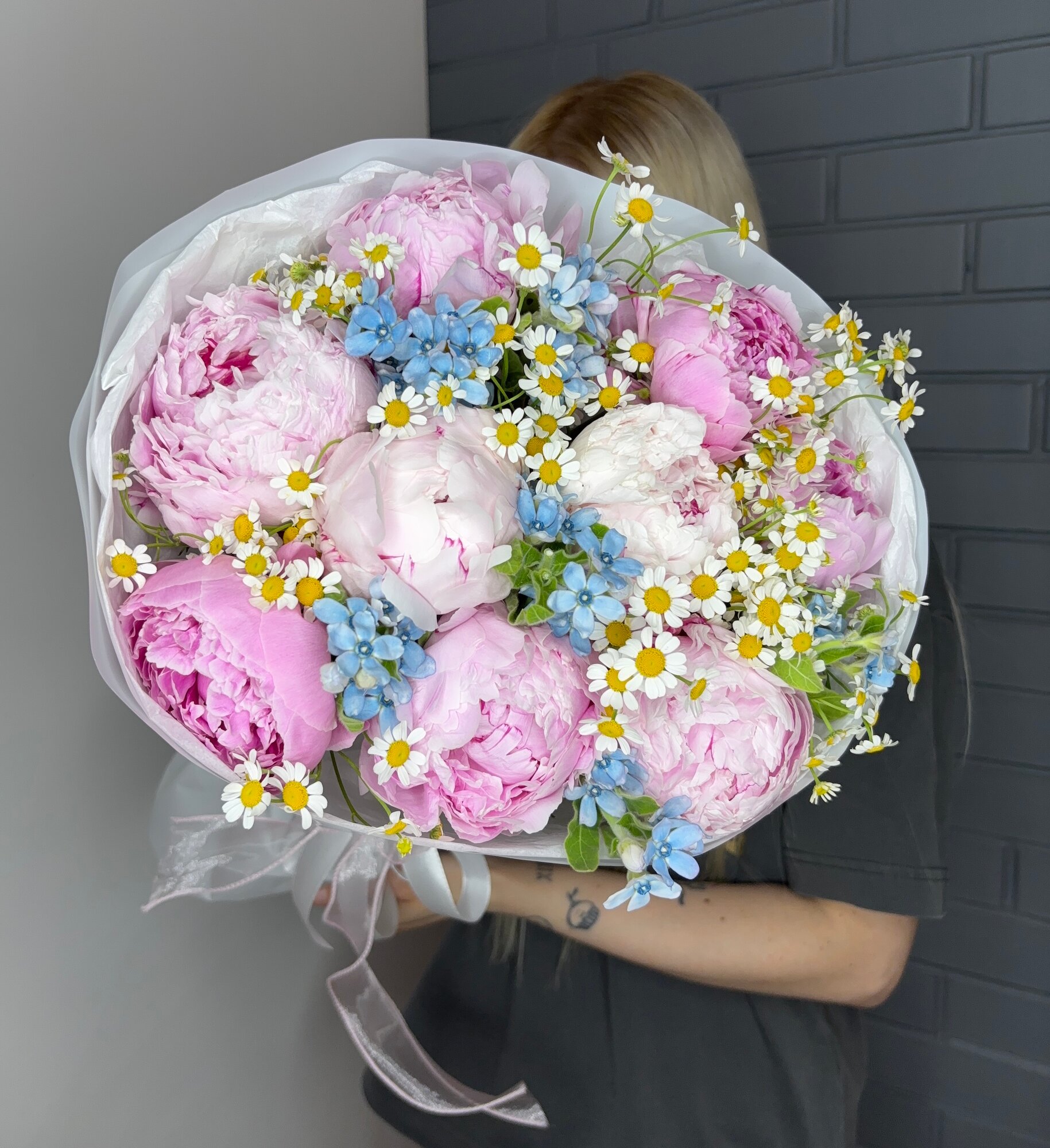 Букет трио розовые пионы Сара Бернар (9), незабудки, кустовые ромашки