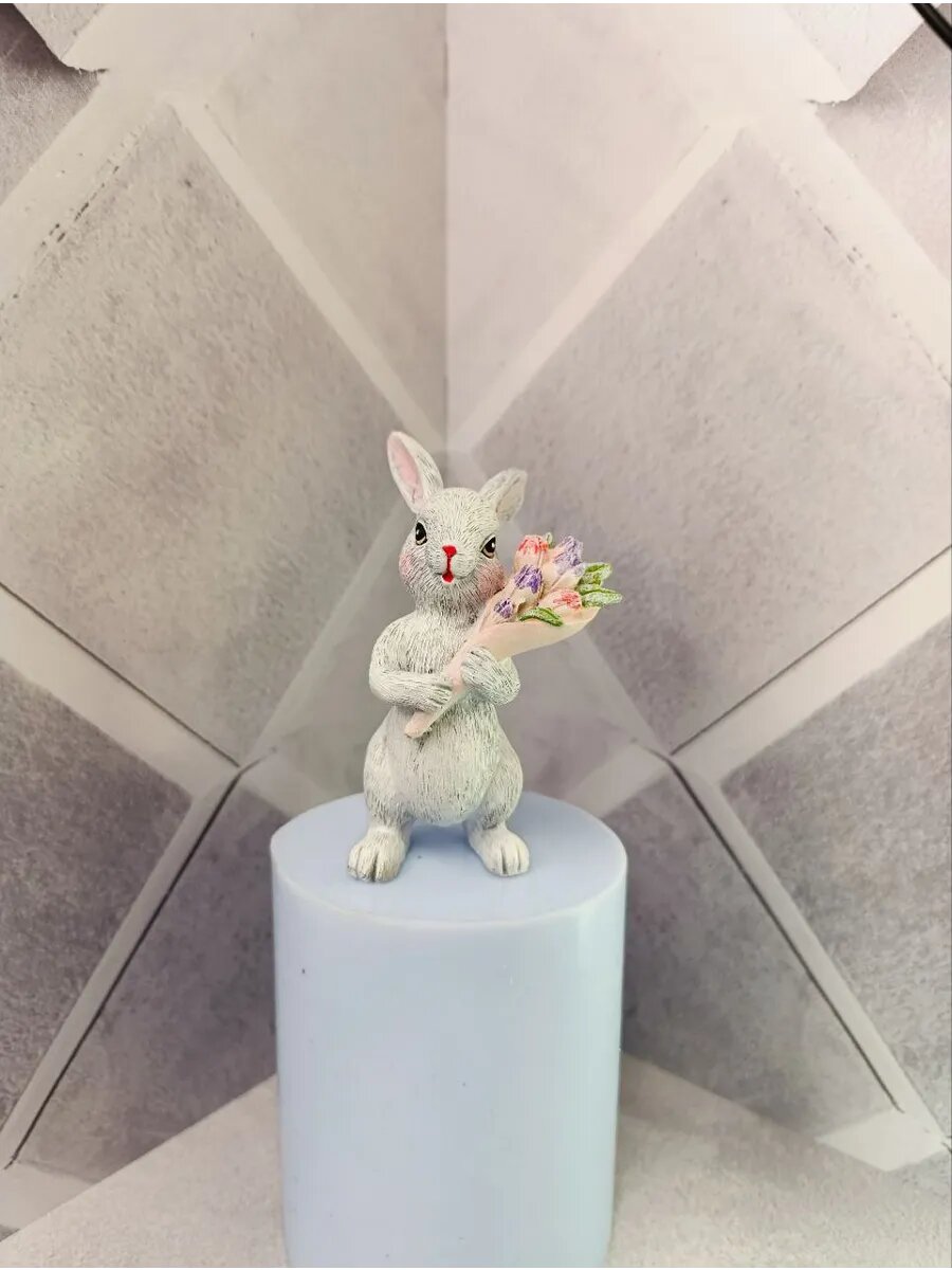 Молд силиконовый "Крольчиха с букетом". Высота готового изделия 11,3 см.