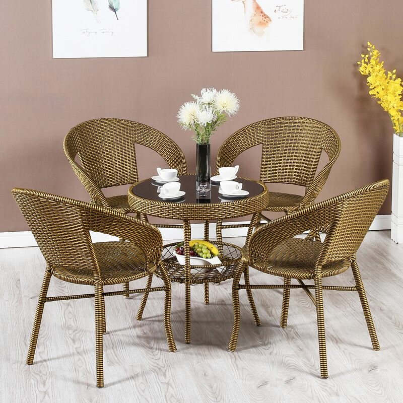 Столы и стулья на открытом балконе