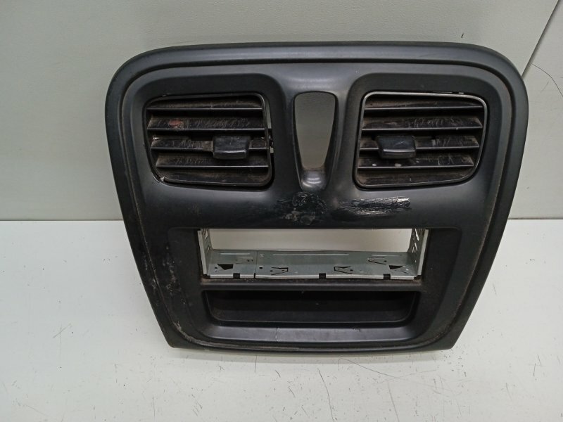 Б/У в сборе с дефлектором, Рено Логан 2 Рамка магнитолы Renault Logan 2017 2, L8 110953 RENAULT арт. 682602327R