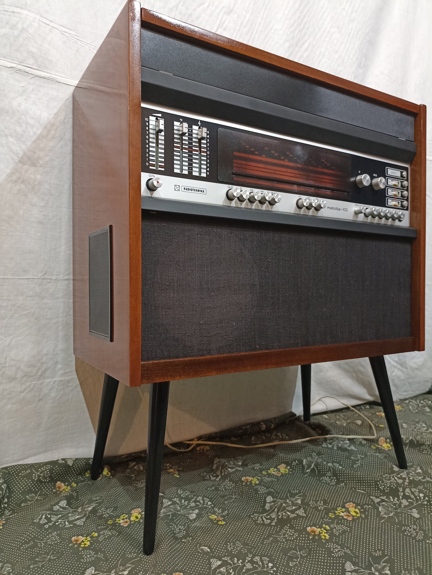 Радиола RADIOLA Melodija, с Bluetooth, роликовый привод, встроенная акустика