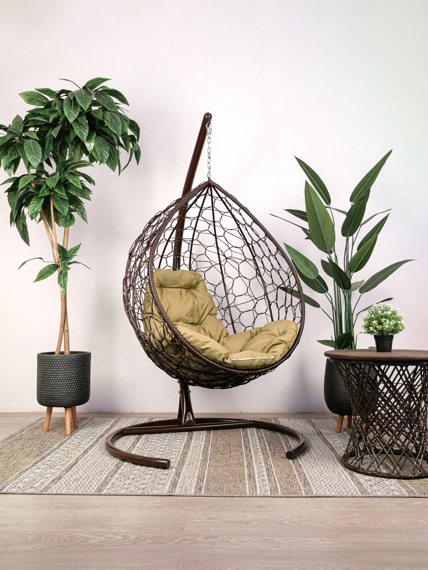 Подвесное кресло капля, с ротангом коричневое, бежевая подушка